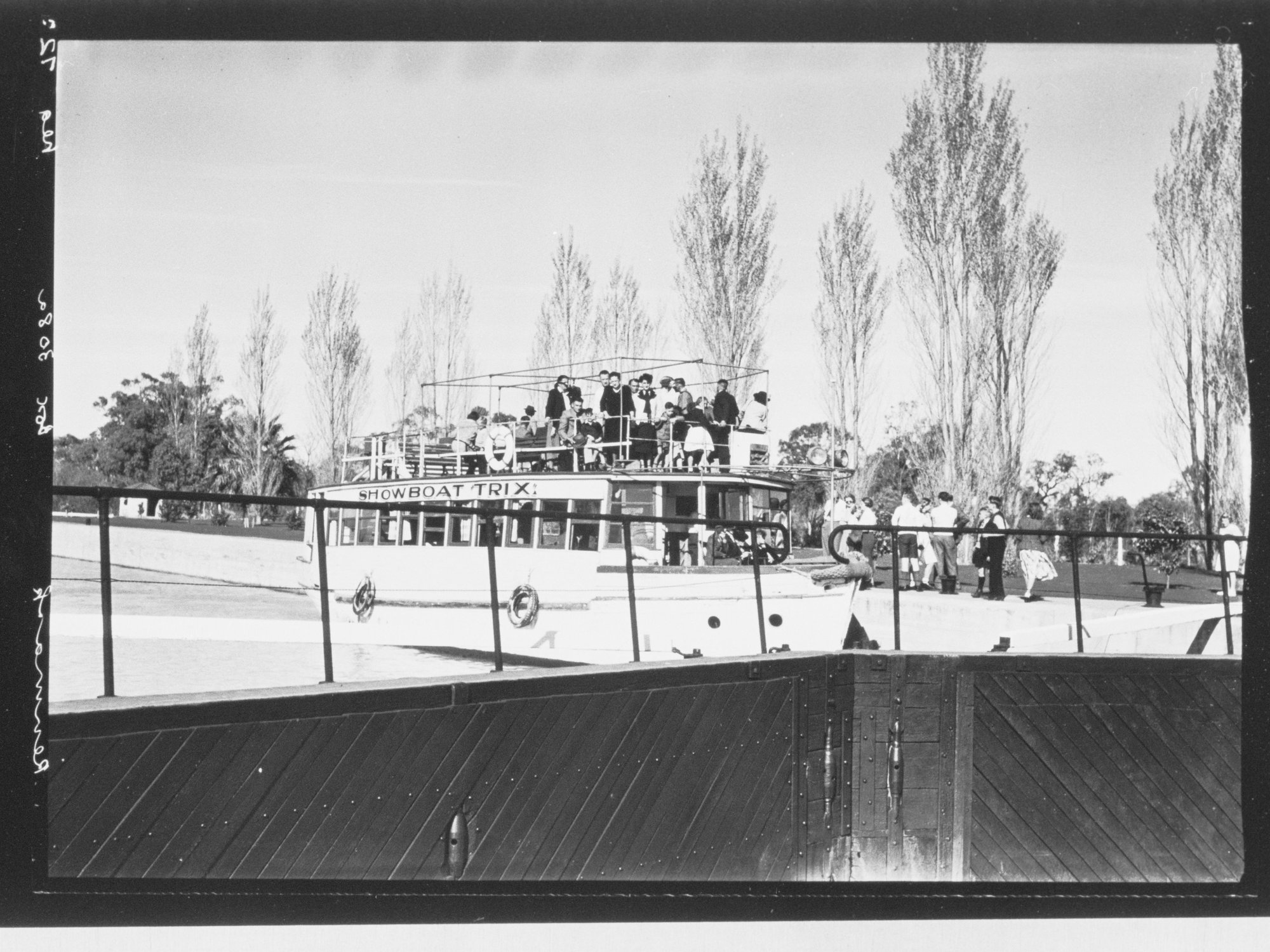 Renmark - Showboat Trix going through lock | History Trust